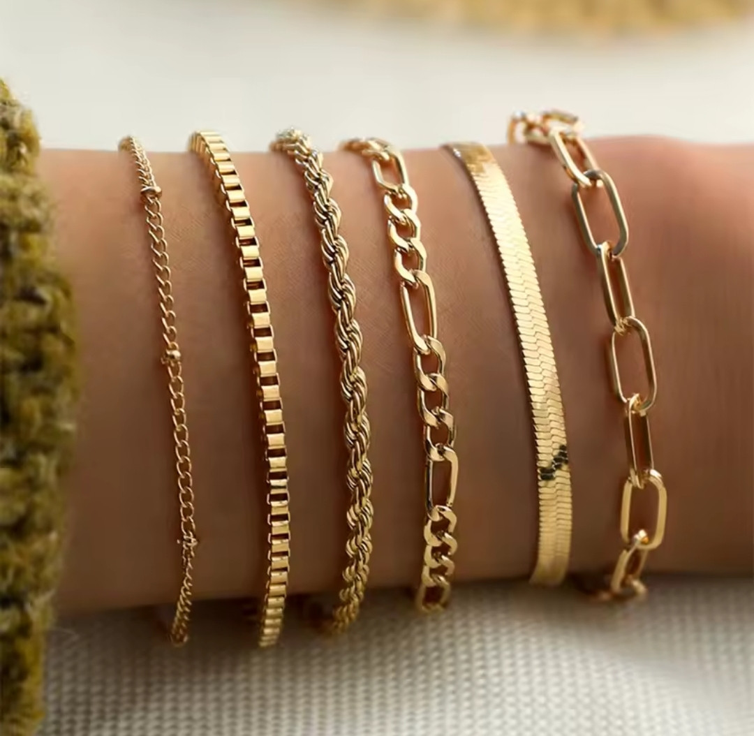 Pulseras Doradas: Elegancia y Versatilidad para tu Look